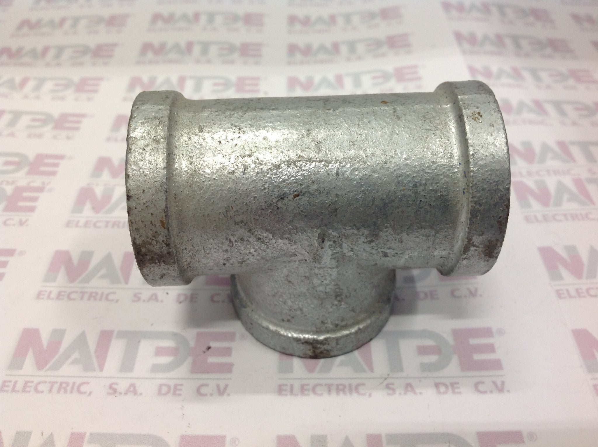 TEE GALVANIZADO DE 1 PULG – NAITDE ELECTRIC